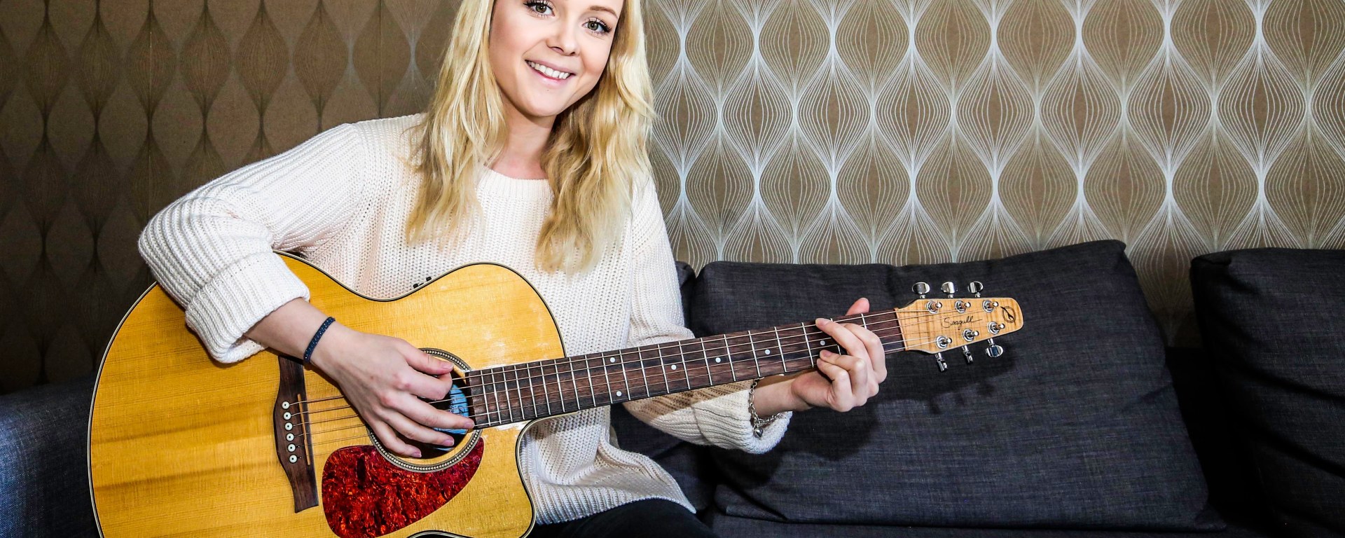 Idag får ni träffa Lysekils nya musikstjärna Emma Wallin på bloggen ...
